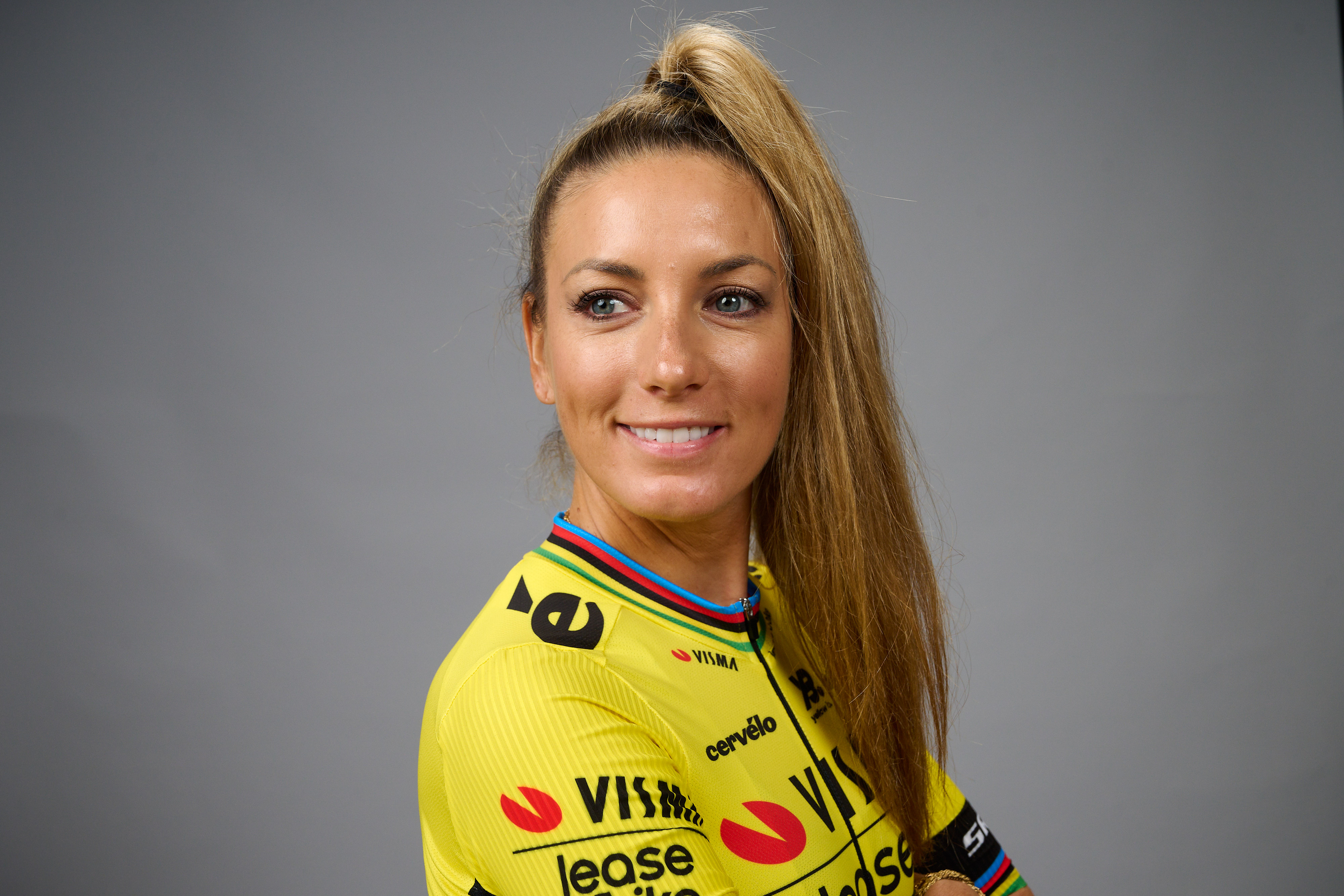 Pauline Ferrand-Prévot luce la camiseta Visma-Lease a Bike 2025 el día ...